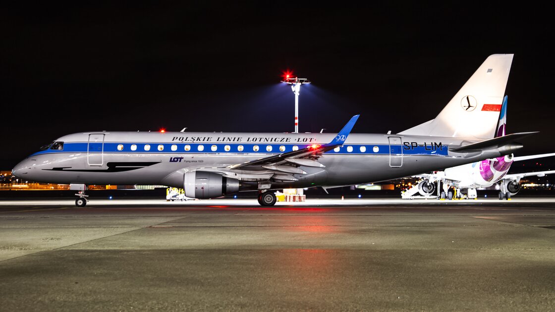 Arrival and Departure - Stuttgart Airport