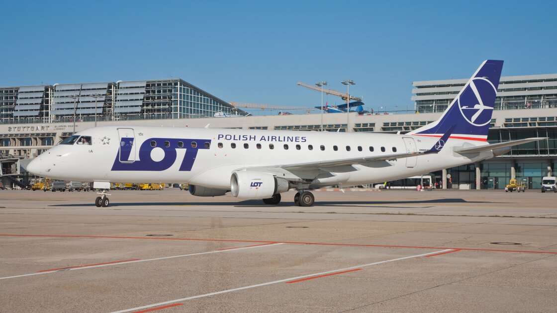 Flight LO 371 from WARSCHAU - Stuttgart Airport