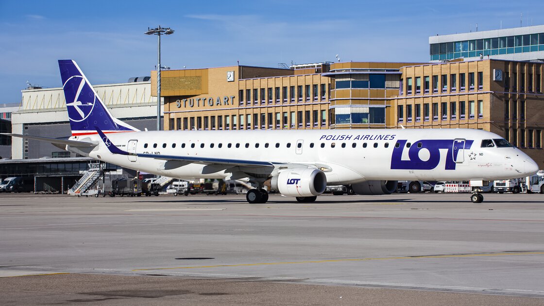 Flight LO 374 to WARSCHAU - Stuttgart Airport