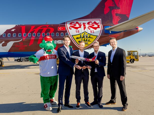 „Stuttgart kommt“: VfBExpress zur Premiere am STR - Flughafen Stuttgart
